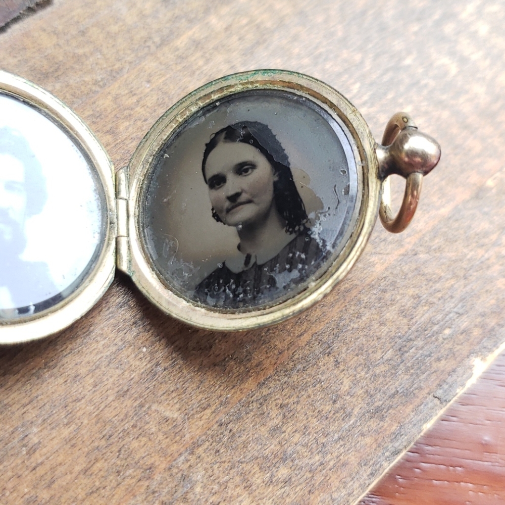Antique Civil War Era Locket With Tin Types - Gem